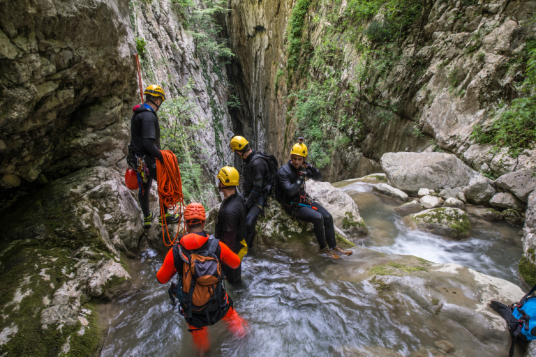 Guide complet du canyoning : matériel, conseils et sécurité - CanoeKayak
